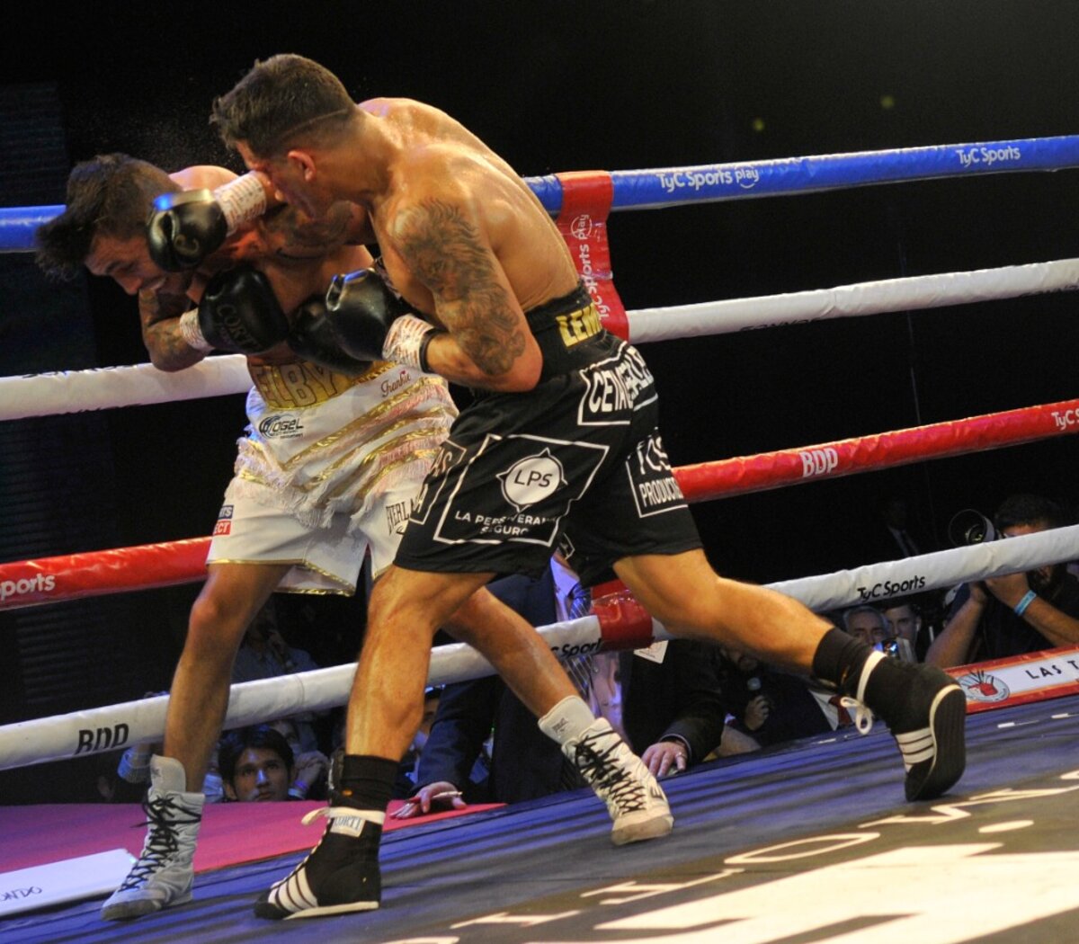 Una noche emotiva del box argentino en el Luna – Lástima a nadie, maestro